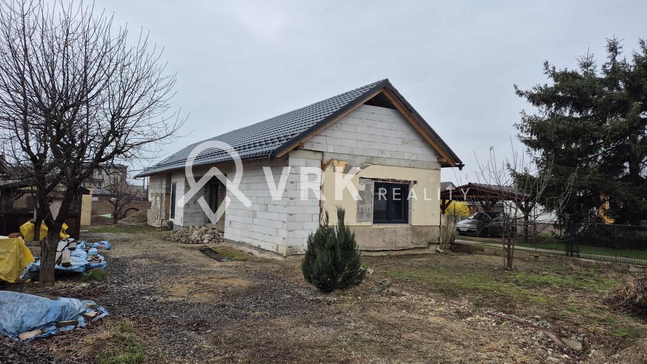 ROZOSTAVANÝ RODINNÝ DOM, VALALIKY, KOŠICE - OKOLIE